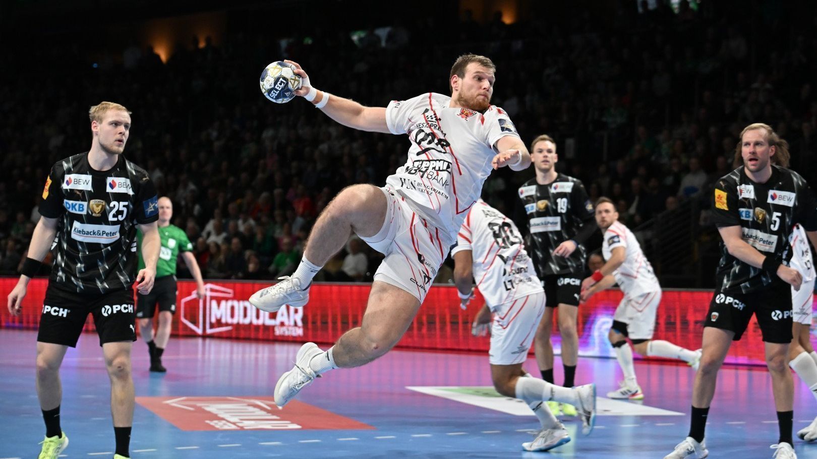 One Veszprém - Füchse Berlin–One Veszprém HC 38–34 (19–18)